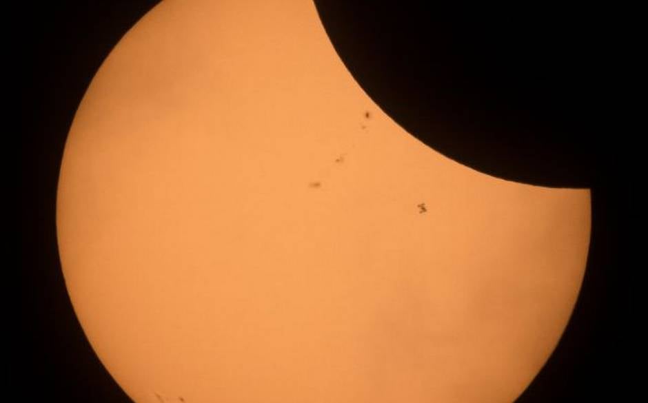 La "photobomb" de la Estación Espacial Internacional durante el eclipse ...